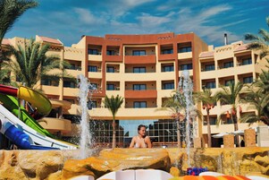 4 piscinas externas, barracas de cortesia, guarda-sóis