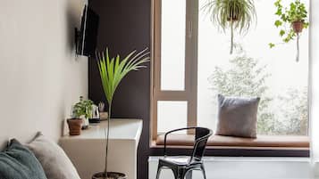Family Room for 3 Double with Garden Views | Escrivaninha, espaço de trabalho para notebook, Wi-Fi de cortesia