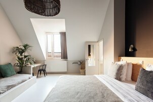 Family Room for 5 with Garden Views | Escrivaninha, espaço de trabalho para notebook, Wi-Fi de cortesia