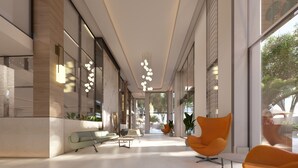 Interior moderno com um corredor extenso, áreas de estar e grandes janelas.
