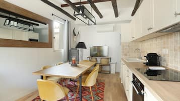 Apartamento | Cozinha privada | Um frigorífico, um micro-ondas, um forno, uma placa de cozinha