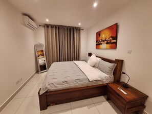 1 quarto, secretária adequada para computadores portáteis 