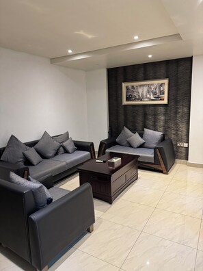 Apartamento Executivo | Sala de estar | Televisor de ecrã plano de 41 polegadas com canais por cabo, televisor 