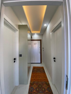 1 quarto, secretária adequada para computadores portáteis