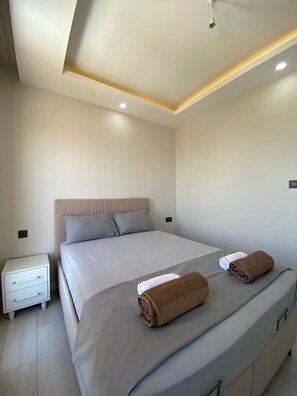 1 quarto, secretária adequada para computadores portáteis