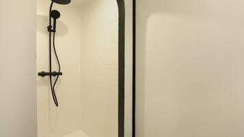 Apartamento | Banheiro | Secador de cabelo, toalhas de banho, sabonete, shampoo