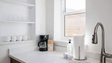 Apartamento Familiar, 1 cama king-size e sofá-cama, cozinha, vista para o pátio | Cozinha privada | Um micro-ondas, uma cafeteira/bule