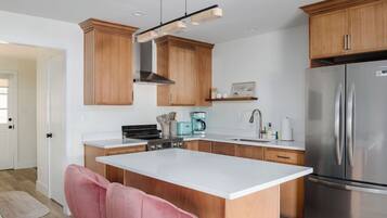 Apartamento de Luxo, várias camas, cozinha, vista para o pátio | Cozinha privada | Um micro-ondas, uma cafeteira/bule