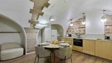 Apartamento | Cozinha privada | Um frigorífico, um micro-ondas, um forno, uma placa de cozinha