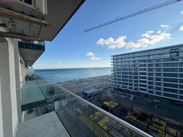 Apartamento luxo, vista parcial para o mar | Vista para praia/oceano