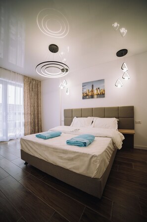 Apartamento luxo, vista parcial para o mar | Ferros/tábuas de passar roupa, Wi-Fi de cortesia