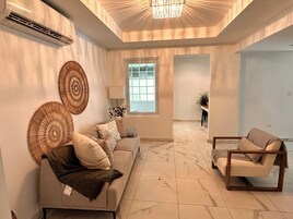 Apartamento, 2 quartos, no canto | Área de estar | TV de tela plana 40 polegadas com canais digitais, serviços de streaming