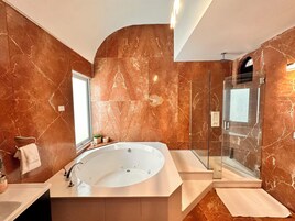 Apartamento, 2 quartos, no canto | Banheira de hidromassagem privativa