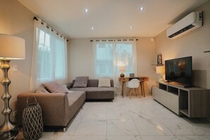 Apartamento, 3 quartos, vista para a cidade | Área de estar | TV de tela plana 40 polegadas com canais digitais, serviços de streaming