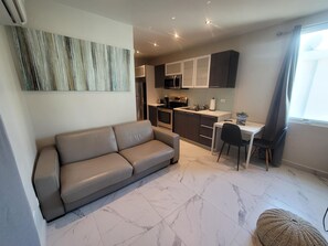 Apartamento, 1 cama Queen e sofá-cama | Área de estar | TV de tela plana 40 polegadas com canais digitais, serviços de streaming