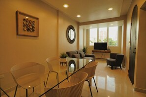 Apartamento, 2 quartos, para não fumantes | Área de estar | TV de tela plana 40 polegadas com canais digitais, serviços de streaming