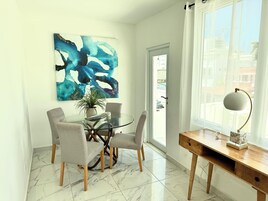 Apartamento, 3 quartos | Sala de jantar
