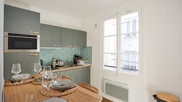 Apartamento | Cozinha privada | Um frigorífico, um micro-ondas, uma placa de cozinha