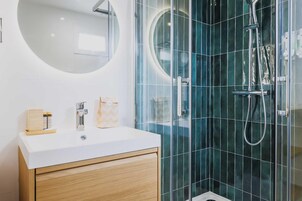 Apartamento | Casa de banho | Um secador de cabelo, toalhas fornecidas, champô 