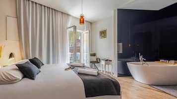 Quarto, sacada, vista para o pátio | Cofres nos quartos, quartos à prova de som, Wi-Fi de cortesia