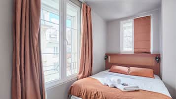 Apartamento | Secretária adequada para computadores portáteis, ferro/tábua de engomar