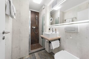 Quarto Individual, não fumadores | Casa de banho | Um polibã, um secador de cabelo, toalhas fornecidas, sabão 