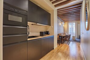 Apartamento | Cozinha privada | Um frigorífico, um micro-ondas, uma placa de cozinha 