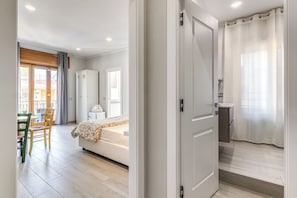 Estúdio, varanda | Cofre no quarto, secretária, quartos insonorizados