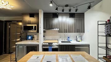 LVStripHouse JC408+JC406 3BD/3BA Condo Sleeps 14 | Refeições no quarto