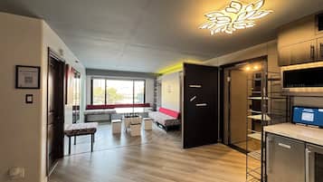 LVStripHouse JC408+JC406 3BD/3BA Condo Sleeps 14 | Cozinha privada | Um frigorífico, um micro-ondas, um forno, uma placa de cozinha