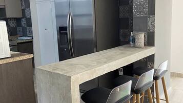 Apartamento, sacada, vista para a cidade | Cozinha privada