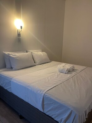 Frigobar, quartos à prova de som, Wi-Fi de cortesia, roupa de cama
