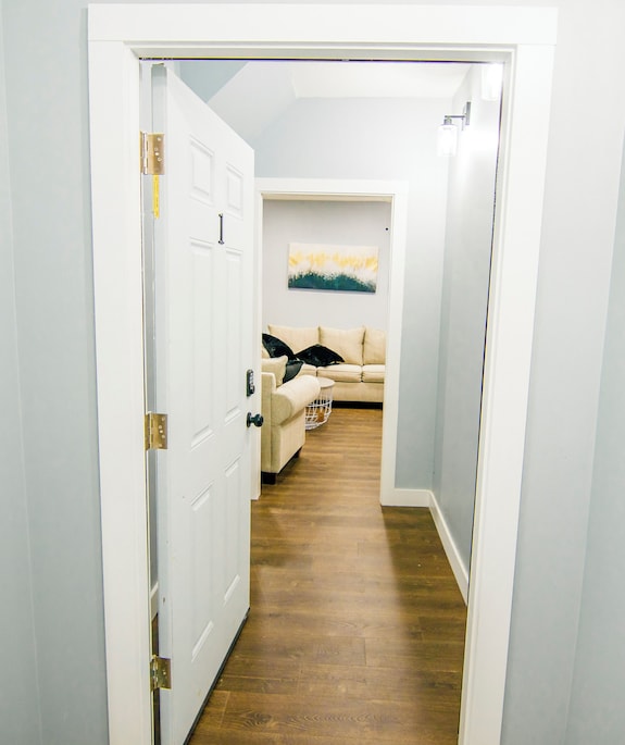 Fully Furnished 1st Floor Retreat, Comfort Awaits - Crescent Beach, Auburn