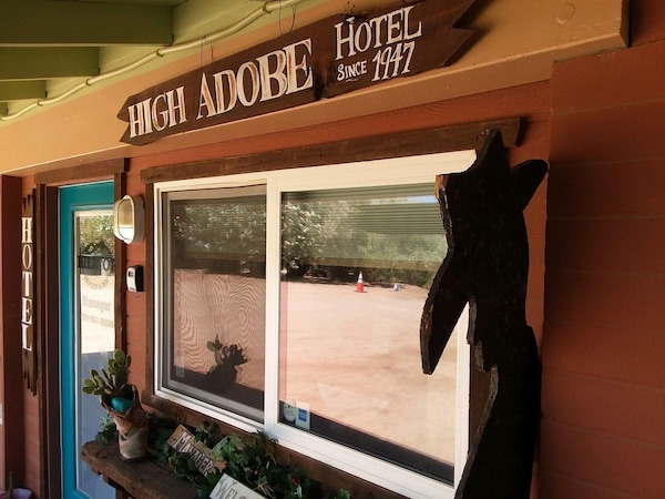 Hilltop Tavern And Inn - Victorville, CA