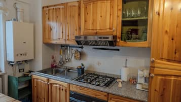Apartamento, sacada, vista para o jardim | Cozinha privada | Chaleira elétrica, mesas de jantar