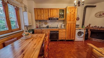 Apartamento, varanda, vista para o jardim | Cozinha privada | Uma chaleira elétrica, mesas de jantar