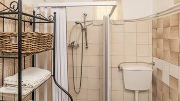 Casa | Casa de banho | Um polibã, toalhas fornecidas, papel higiénico