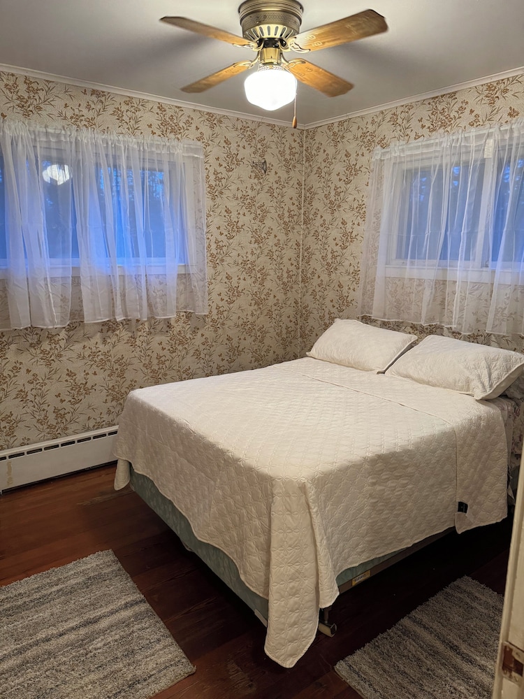Welcoming 3-bedroom house in Trout Creek on trail 8. - Interior ...