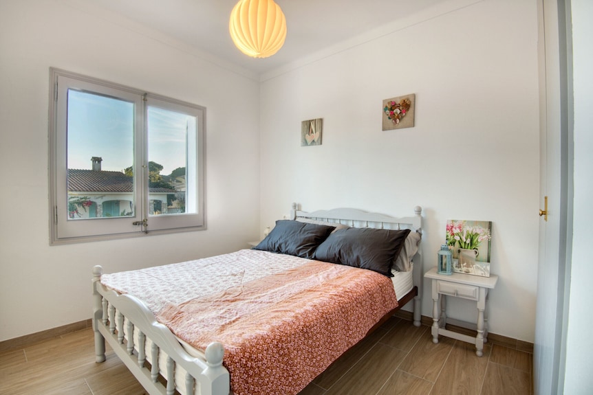 Moncoy: Charming Renovated Apartment With Terrace - L'Escala