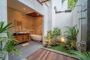 Villa Panorâmica, 2 quartos, piscina privativa | Casa de banho | Artigos de higiene pessoal grátis, um secador de cabelo, roupões