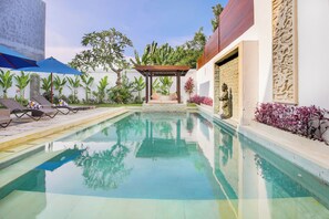 Piscina exterior, espreguiçadeiras 