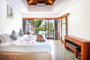 Villa de Luxo, 3 quartos, vista para a piscina | 3 quartos, cofre no quarto, ferro/tábua de engomar, Wi-fi grátis 