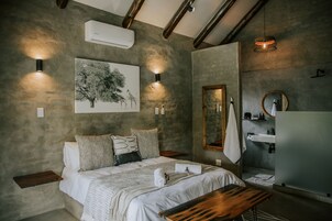 Villa de Luxo, 4 quartos, pátio | 4 quartos, minibar grátis, cortinas/cortinados opacos, berço de viagem 