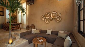 Villa de Luxo, pátio, vista para a piscina | Sala de estar | TV de ecrã plano