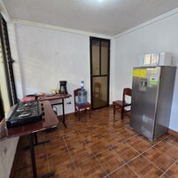 Micro-ondas, talheres/pratos/utensílios de cozinha