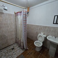 Apartamento família, 2 quartos, vista para o pátio | Banheiro | Chuveiro, toalhas de banho, sabonete, shampoo
