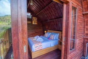 Quarto casal luxo, vista para a piscina | Escrivaninha, Wi-Fi de cortesia