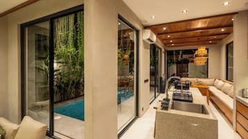 Villa, varanda, vista para o jardim | Cozinha privada
