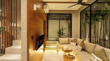 Villa, varanda, vista para o jardim | Sala | TV de ecrã plano