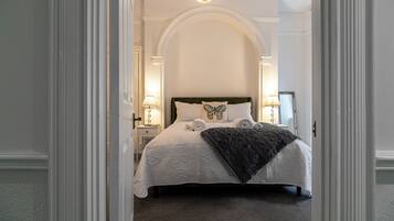 Apartamento, vista para a cidade | 2 quartos, ferros/tábuas de passar roupa, Wi-Fi de cortesia